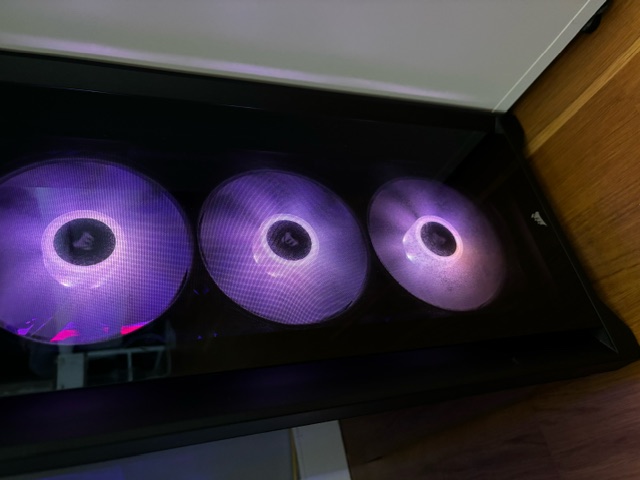 팬: LED 고장 – Corsair